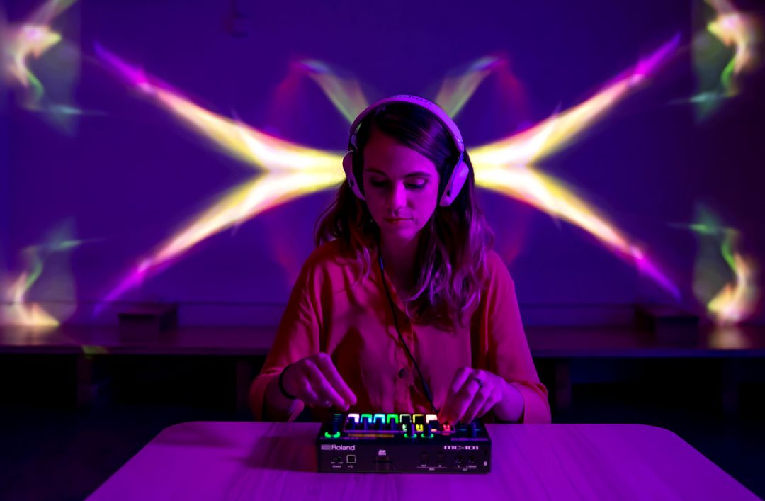 【Roland MC-101】最新アップデータ公開中！ベットに寝っ転がってトラック制作も？手のひらサイズのコンパクトGROOVEBOX！｜島村 ...