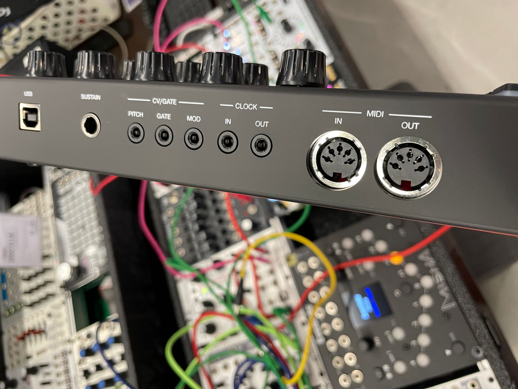 AKAI MPK mini Plus登場！MIDI/CV/GATE/CLOCK等豊富な接続端子を装備した37鍵仕様のUSB-MIDIキーボード！｜島村楽器 名古屋パルコ店